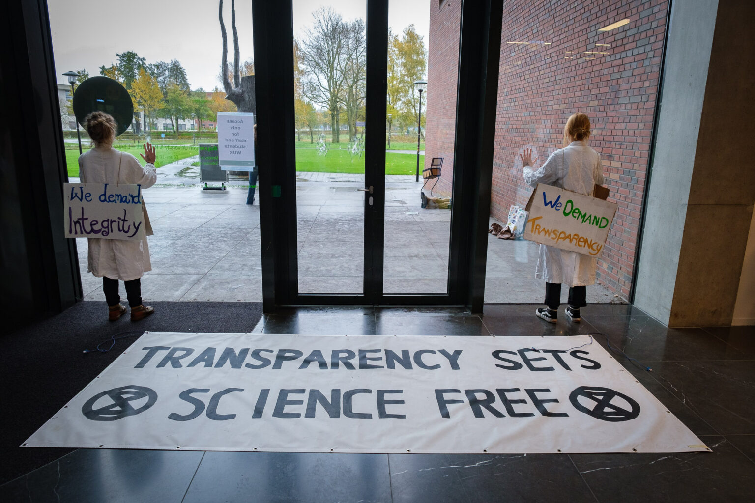 Studenten van Extinction Rebellion lijmen zichzelf vast aan Forum ... Studenten van Extinction Rebellion lijmen zichzelf vast aan Forum ...